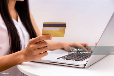 신용 카드를 들고 노트북 컴퓨터를 사용하는 젊은 여성 집에서 일하는 여성들 온라인 쇼핑 전자 상거래 인터넷 뱅킹 돈을 지출 홈 컨셉에서 작업 기술 쇼핑 온라인 개념 개념에