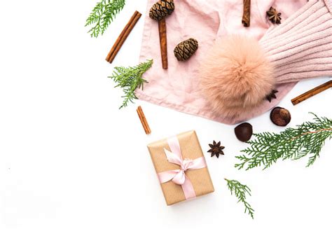 공예와 수 제 크리스마스 선물 상자와 소박한 장식 화이트 보드에 제시 크리에이 티브 평면 레이아웃 및 상위 뷰 구성 0명에 대한 스톡 사진 및 기타 이미지 Istock