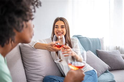와인과 아늑한 로프트 아파트에서 웃고 소파에 앉아 여성 소파에 대한 스톡 사진 및 기타 이미지 소파 우정 와인 Istock