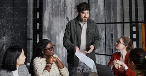 사무실에서 만나는 동안 동료들에게 프레젠테이션을 하는 수염 난 사업가의 수직 초상화 복사 공간 사진 Unsplash의 실업가 이미지