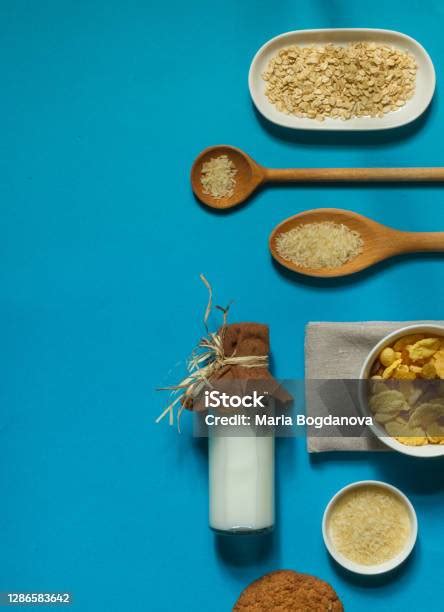 공간 수직으로 밝은 파란색 배경에 쌀 우유 옥수수 플레이크 및 말린 과일 한 병으로 평평하게 귀리 우유에 대한 스톡 사진 및 기타 이미지 Istock