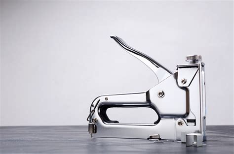 어두운 표면에 새로운 금속 스테이플 건의 클로즈업 빈 공간 0명에 대한 스톡 사진 및 기타 이미지 0명 가구 강철 Istock