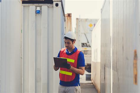 컨테이너 검사 작업자의 포어맨은 수출 제품을 준비합니다 수입 수출 운송 산업의 컨테이너 선적 물류 엔지니어링 30 34세에 대한 스톡 사진 및 기타 이미지 Istock