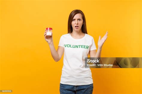 흰색 티셔츠에 노란색 배경에 고립 약 마약 비문 녹색 제목 자원 보유 병 작성에 여자의 초상화 자발적인 무료 지원 도움말 자선 총 건강 개념 T 셔츠에 대한 스톡 사진 및