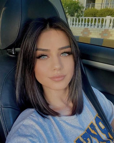 Most Beautiful Eyes Gorgeous Women Brunette Beauty Hair Beauty Middle Part Hairstyles Short