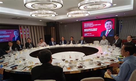 华团华商中文报与陆兆福交流，吴添泉力挺安华政府