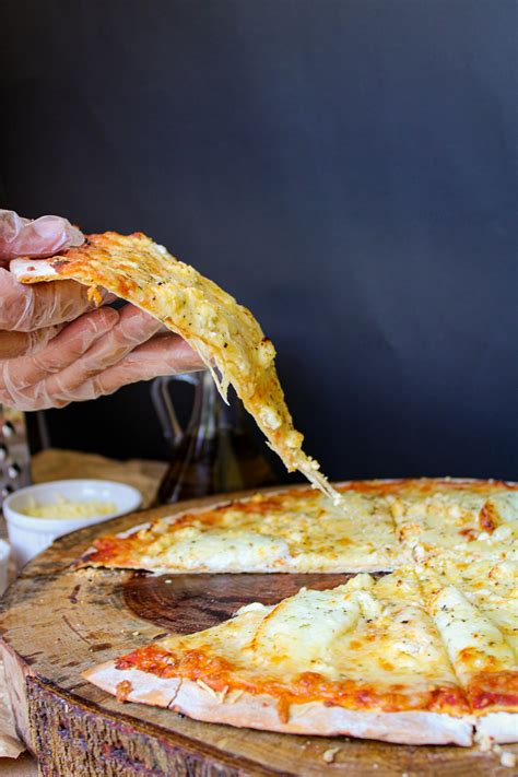 Flavorful 구운 구운 식사 노란색 배경 녹은 치즈 둥근 피자 레스토랑 맛있는 먹음직스러운 미식가 바삭한 크러스트 수공예품 스낵 식사 신선한