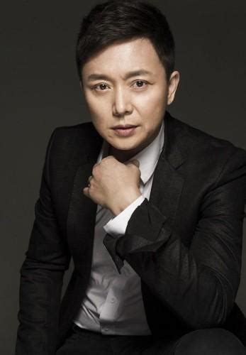 曾和張嘉譯演激情戲，因得罪宋佳十年沒戲拍，靠反派大叔受歡迎！ 每日頭條