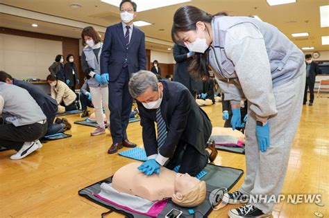 두손의 기적 심폐소생술 연합뉴스