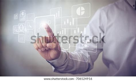 디지털 화면 인터페이스와 기업인을 배경으로 차트 스톡 사진지금 편집 706524916