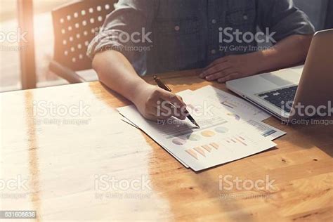 여자의 손을 작업 문서 및 랩톱 컴퓨터 노트북 기업 재무와 산업에 대한 스톡 사진 및 기타 이미지 기업 재무와 산업 남성 남자 Istock