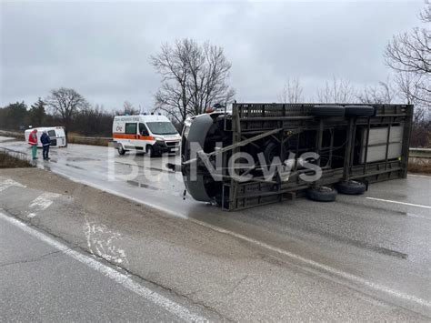 Адска каскада между Враца и Мездра Бус с платформа се преобърна на шосето Е 79 е затворен снимки