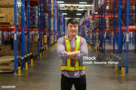 소매점의 현대 창고 보관소에서 헬멧을 착용 한 젊은 아시아 남성 노동자의 초상화 트럭에 대한 스톡 사진 및 기타 이미지 트럭 한국 민족 25 29세 Istock