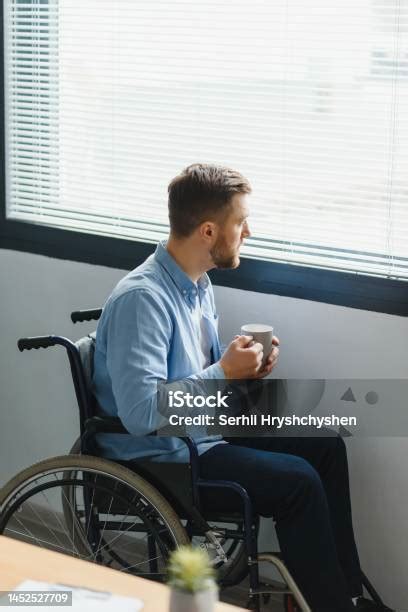 집이나 클리닉에서 외로움을 느끼는 슬픈 장애인 자기 격리에 대한 우울증 휠체어에 화가 난 남자는 큰 창문과 꿈 거실 인테리어에서 본다 가정 생활에 대한 스톡 사진 및 기타