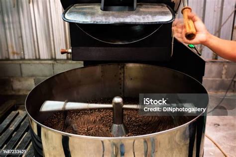 커피 로스팅 혼합 공정에서 커피 로스터 기계 볶은 방적 냉각기 전문 기계와 신선한 갈색 커피 콩 저속 셔터 이동 및 모션 블러 커피 곡물 갈색에 대한 스톡 사진 및 기타