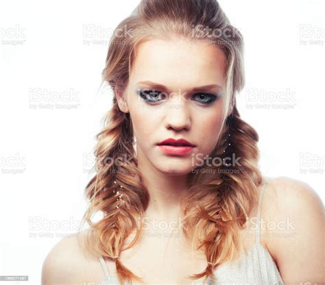 젊은 예쁜 금발 소녀 헤어 스타일과 흰색 배경 고립 된 라이프 스타일 사람들 개념에 행복 한 미소 포즈 메이크업 곱슬 머리에