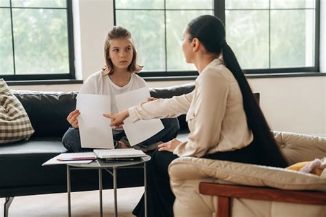 복사 공간이 있는 논문 심리학자의 약속에 있는 소녀 12 13세에 대한 스톡 사진 및 기타 이미지 12 13세 2명 30