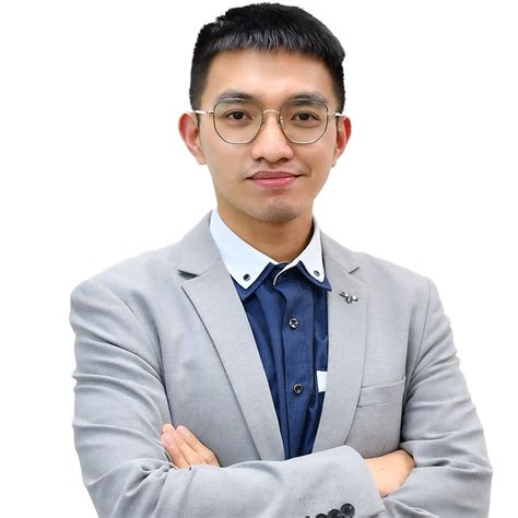 韋評 【久違的工商時間】 這周六就是我全新的線上公開班 《職場ai煉金術 》的開課日了！ 這幾天下班都在密集備課＆測試版本更新的影響 這次