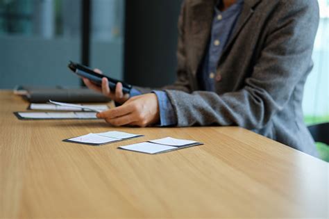 스마트폰 레이아웃에 사용자 경험 Ux 디자이너 디자인 웹 모바일 응용 프로그램을 계획 하는 Ui입니다 개발자는 비즈니스 프로토 타입 사용 개발에 대한 스톡 사진 및 기타