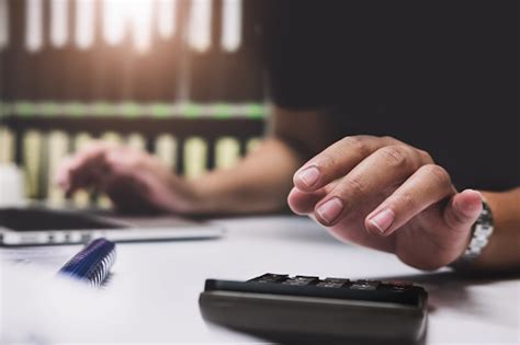 경리 회계 개념 돈을 절약 하기 전에 계획 보고서 예산 모니터링 하 남성 사용 계산기 은퇴 관리자 회계사 개념입니다 개념에 대한 스톡 사진 및 기타 이미지 Istock