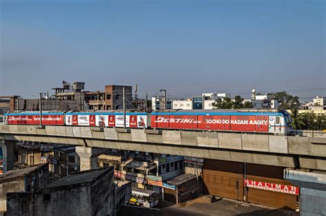 빨간색 으로 칠해진 고속 교통 하이데라바드 지하철 열차는 아침에 Nampally 역에 들어갑니다 건축에 대한 스톡 사진 및 기타 이미지 Istock