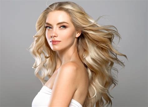 Блондинка лицо женщины вьющиеся волосы красоты лицо естественный макияж Студийный снимок