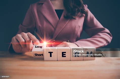 단기에서 장기로 변경하기 위해 나무 큐브 블록을 뒤집는 사업가 사업 투자 및 목표 개념 문자에 대한 스톡 사진 및 기타 이미지 문자 긴 투자 Istock