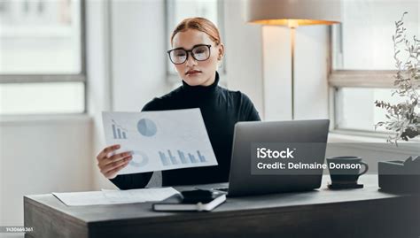 비즈니스 여성 디지털 마케팅을위한 노트북 및 인포 그래픽 문서 브라질 타겟 고객 연구 및 Kpi 데이터 분석 차트 용지와 미래 성장의 기술로 창조적 인 직원 읽기 컴퓨터