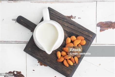 회색 배경에 세라믹 우유 용기아몬드 우유 공간을 복사합니다 0명에 대한 스톡 사진 및 기타 이미지 0명 갈색 개체 그룹