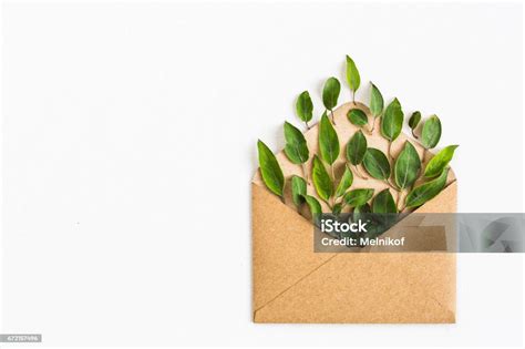 흰색 바탕에 녹색 Leavess 가득한 공예 종이 봉투를 열었다 건강 한 라이프 스타일 제공입니다 환경에 관심이 있다 재활용 하 고 나무와 자연 자원 개념을 사용 하