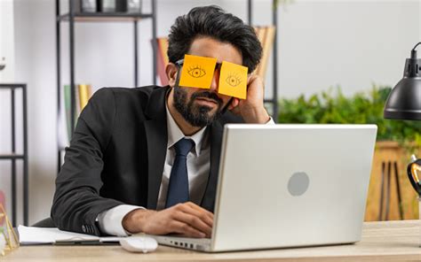 비효율적 인 피곤한 게으른 사업가 얼굴에 눈 스티커와 노트북 컴퓨터에서 자고 작업 눈 신체 부분에 대한 스톡 사진 및 기타 이미지 눈 신체 부분 일과 피곤한 Istock