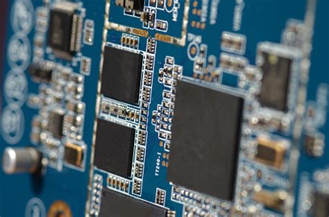 컴퓨터 기판 하드웨어 마더 보드 마이크로 일렉트로닉스 서버 Cpu 칩 반도체 회로 코어 레드 기술 배경 또는 프로세서 개념 전자 적색 질감 0명에 대한 스톡 사진 및 기타