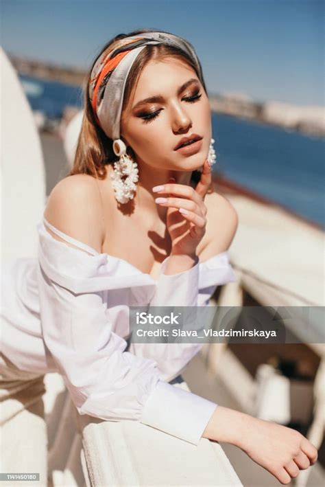 우아한 옷에 어두운 머리를 가진 아름 다운 여자의 형식 옥외 사진 갈색 머리에 대한 스톡 사진 및 기타 이미지 갈색 머리 개인 장식품 거리 Istock