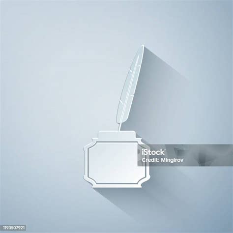 회색 배경에 분리 된 종이 컷 깃털과 잉크 웰 아이콘 종이 아트 스타일입니다 벡터 일러스트레이션 3차원 형태에 대한 스톡 벡터 아트 및 기타 이미지 Istock