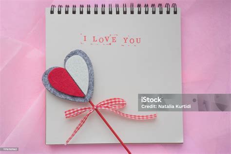 내가 영어로 당신을 사랑 텍스트 우표에 입력 흰색 배경에 펠트 마음으로 장식 플랫 레이 복사 공간 텍스트에 대한 장소와 낭만적 인 메모장 모형 개념에 대한 스톡 사진 및