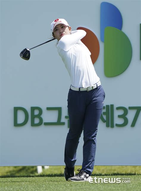 [포토] 강하게 치샷하는 황유민 전자신문