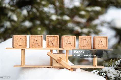 나무 장난감 비행기와 눈 덮인 숲의 배경에 나무 큐브로 만든 비문 캐나다 겨울 나라 캐나다 로의 여행의 개념 복고풍 스타일 빈티지 0명에 대한 스톡 사진 및 기타 이미지