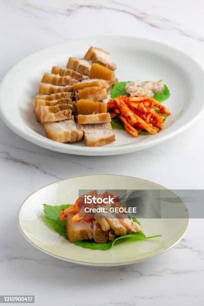 보삼 매운 무와 소금에 절인 새우를 곁들인 삶은 돼지고기 건강한 식생활에 대한 스톡 사진 및 기타 이미지 건강한 식생활 곁들이는 요리 고춧가루 Istock