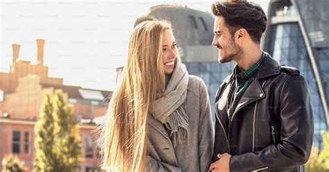 도시에서 데이트하는 젊은 커플 금발의 아름다운 여자와 세련된 옷을 입은 잘생긴 남자 가을 시즌 사진 Unsplash의 사람 이미지