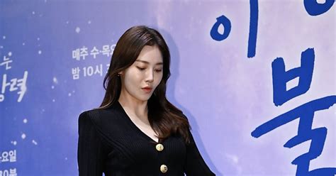 유라 넘어질뻔한 아찔한 상황[엑s Hd포토]