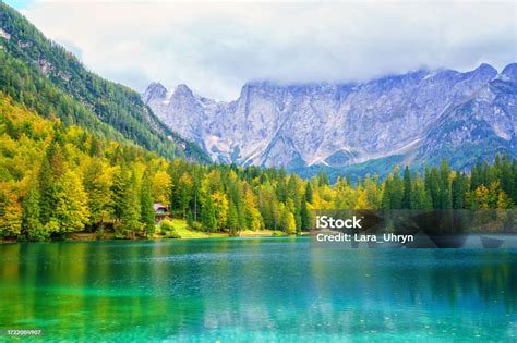 Laghi Di Fusine 열등한 호수 Tarvisio 이탈리아 놀라운 가을 풍경 망가트 산맥으로 둘러싸인 반사와 숲이 있는 맑은 물 야외 여행 배경 0명에 대한 스톡