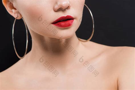 裁剪视图的裸体年轻女子在耳环孤立在黑色图片 包图网企业站