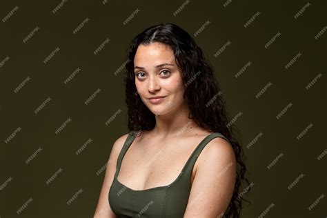 중간 샷 웃는 여자 포즈 무료 사진