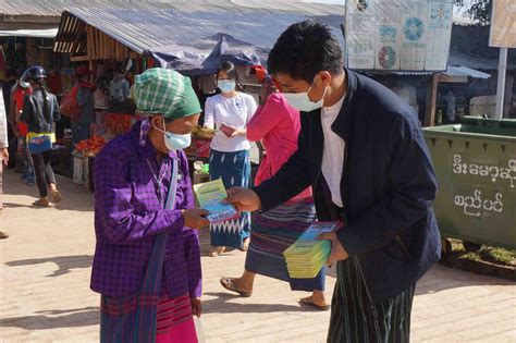 ဒီးမော့ဆိုမြို့မဈေးတွင် ၇၃ နှစ်မြောက် လွတ်လပ်ရေးနေ့ အထိမ်းအမှတ် သတင်းစကား လက်ကမ်းစာစောင် ဖြန့