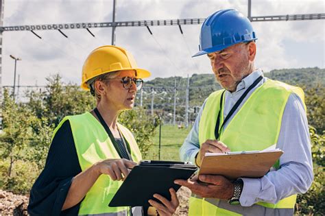 발전소에서 검진 보드와 디지털 태블릿을 사용하는 전기 엔지니어 2명에 대한 스톡 사진 및 기타 이미지 2명 건설 산업