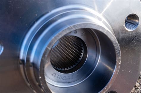 엔진 기어 어두운 도로 아스팔트 배경에 자동차 정비사 예비 또는 자동차 조각 타맥 어두운 회색 거친 도로 블랙 비투미네이션 텍스처 방수 0명에 대한 스톡 사진 및 기타