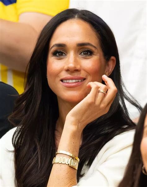 The Real Reason Meghan Markle Still Isnt Wearing Her Engagement Ring