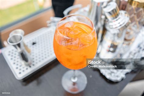 Aperol 분출 흐린 유리 선택적 초점에에서 칵테일 알콜 음료 막대기 얼음 조각 오렌지와 함께 카운터에 따라 백그라운드에서 금속 동영상 0명에 대한 스톡 사진 및 기타