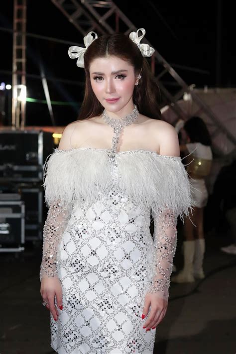 រាងឡេីងកប់ ជាអ្នកចម្រៀង តែ សុខ ពិសី សម្រស់ស្អាតដូចបវរកញ្ញា Khmerload Cambodia Latest News