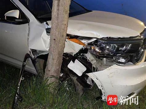 小轿车紧急避让电动车冲出马路撞上行道树一侧被刮烂 车辆 车速 绿化带